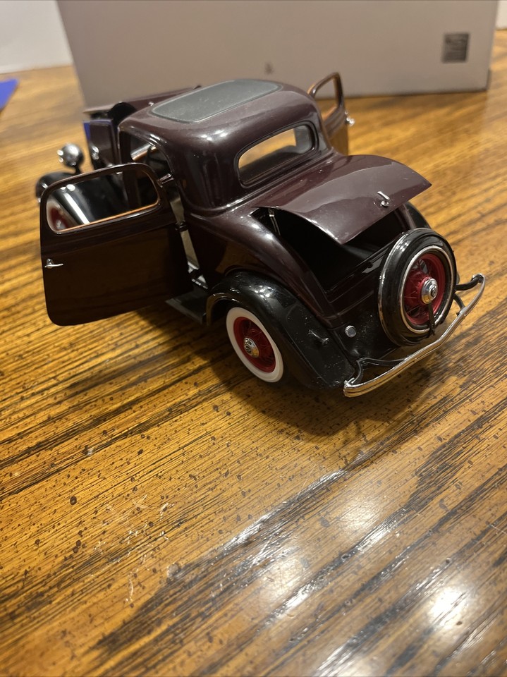 Danbury Mint 1933 Ford Deluxe Coupe Coach Maroon 1:24 Complete In Box W ...