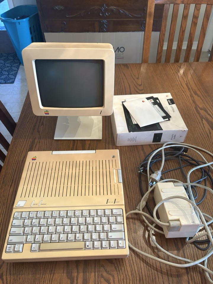 Apple IIC A2S4100 Computer With Monitor Powers On To Self Test | eBay