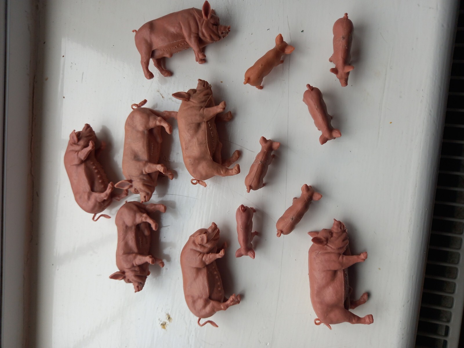britains farm animals plastic 7 pink pigs and 6 piglets 1 to 32 scale ...
