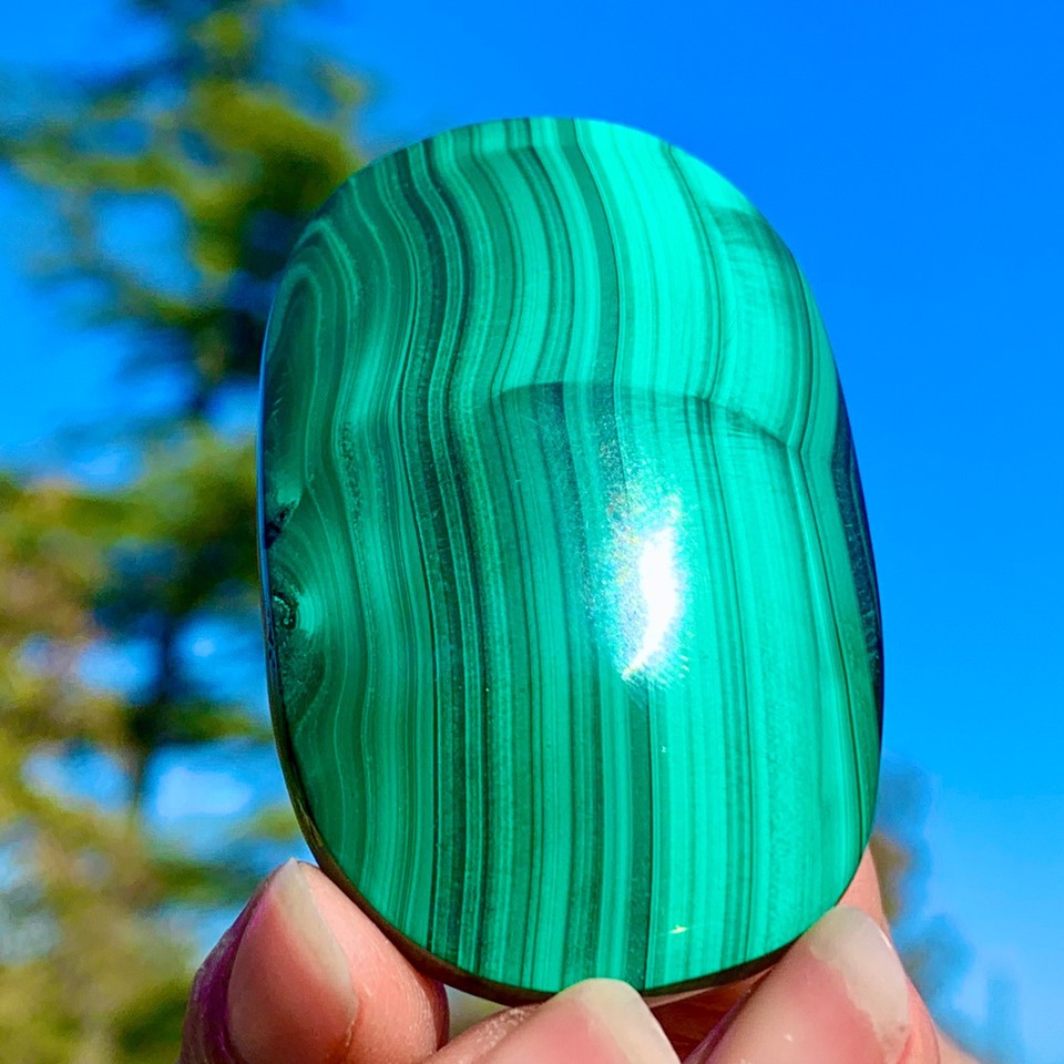 84G Natural glossy Malachite Crystal Hand-carved Palm mineral sample ...