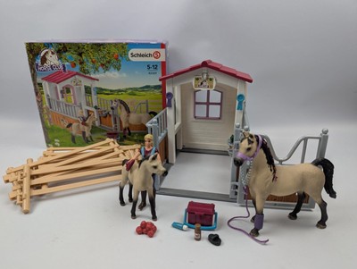 Schleich 42369 Pferdebox Mit Pferdepflegerin und Arabern | eBay