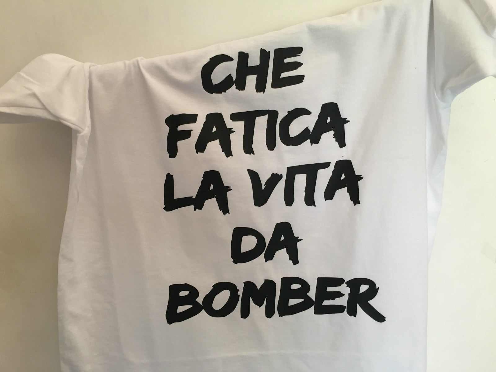 T-Shirt bomber estate "che fatica la vita da bomber" | eBay