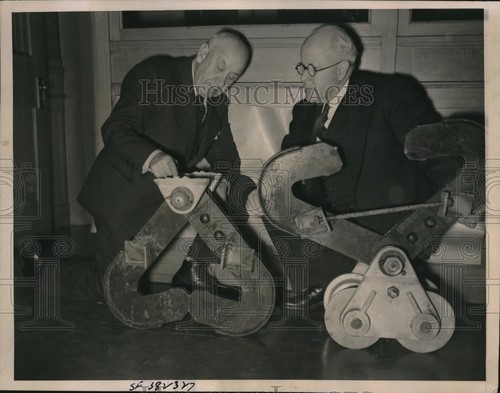 1937 Press Photo Timothy Rearron and Frank C. McDonald study broken ...