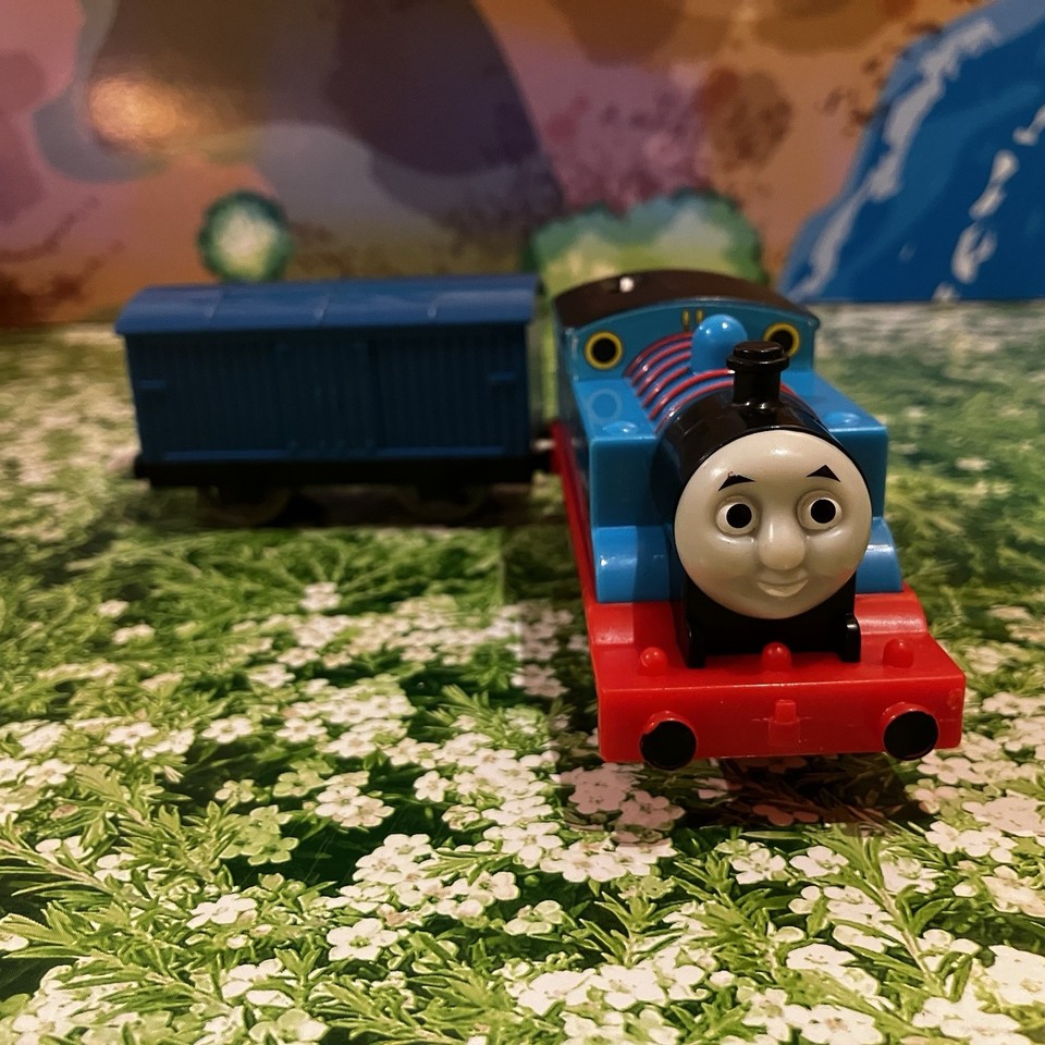 Mattel 2009 THOMAS & BOX CAR Trackmaster Battery Train Thomas & Friends ...