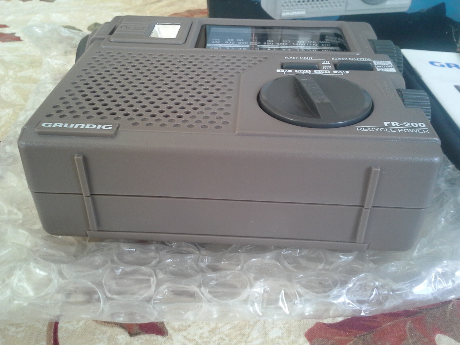 GRUNDIG FR200 AM/FM/SW Emergency Radio Flashlight Self Powered. NOS ...