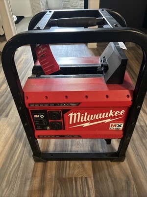 Milwaukee MX FUEL CARRY-ON 3600W/1800W Power Supply-Portable Battery ...