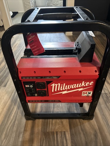 Milwaukee MX FUEL CARRY-ON 3600W/1800W Power Supply-Portable Battery ...