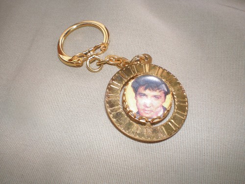 ELVIS PRESLEY 1977 GOLD KEYCHAIN SPINNING BALL w/ COLOR PHOTO + KING OF ...