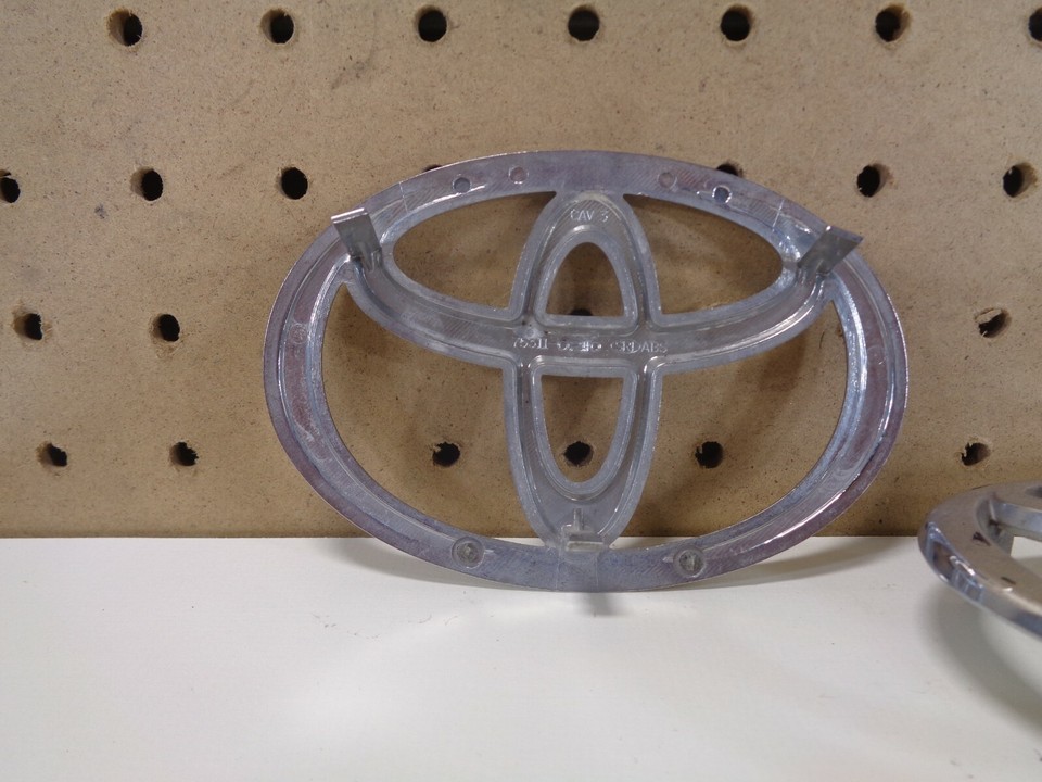 TOYOTA MATRIX 2003 TO 2008 FRONT GRILLE EMBLEM LOGO 75311-AA030 | eBay
