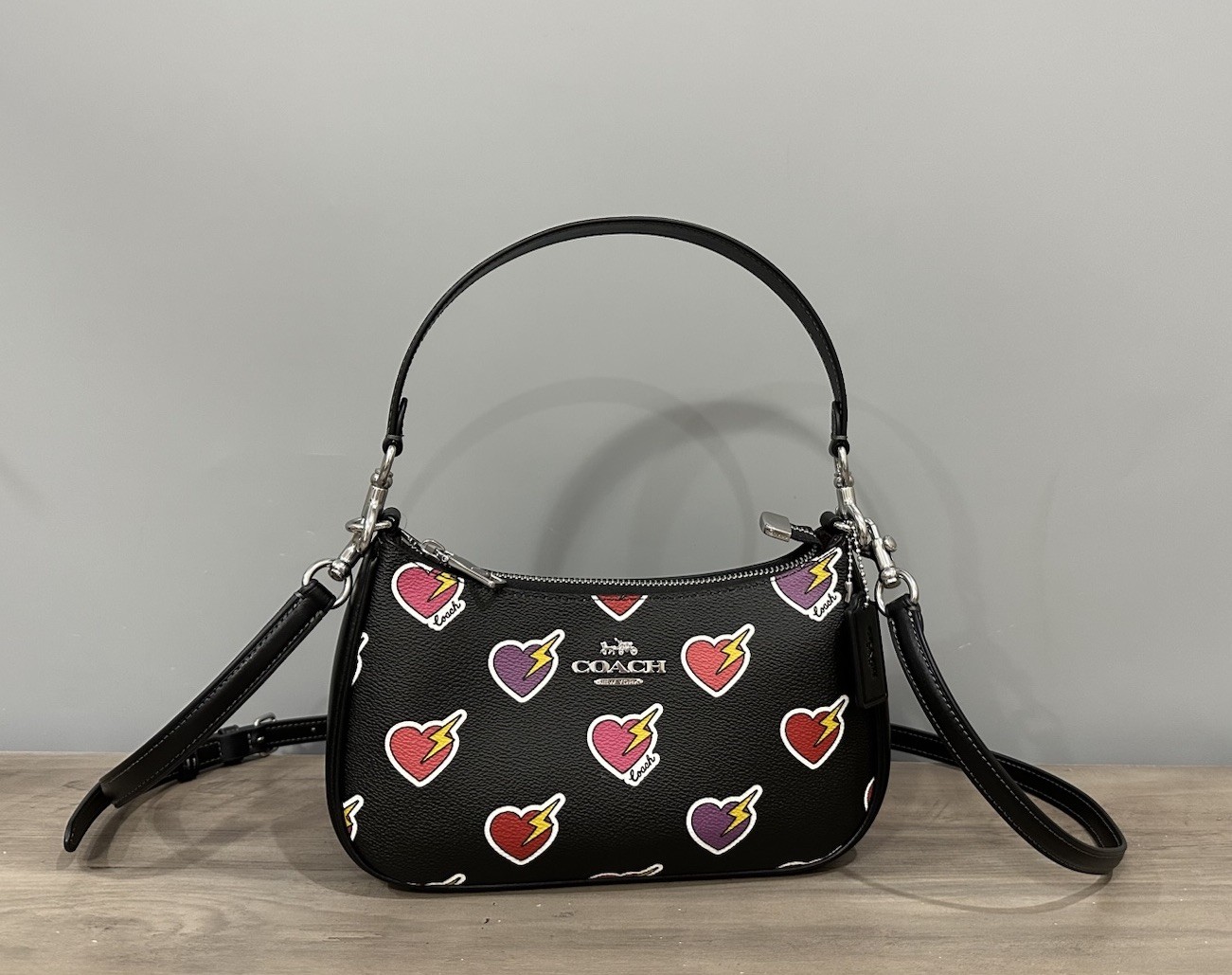 COACH CY346 Teri Shoulder Bag Signature Canvas & Leather Heart Bolt ...