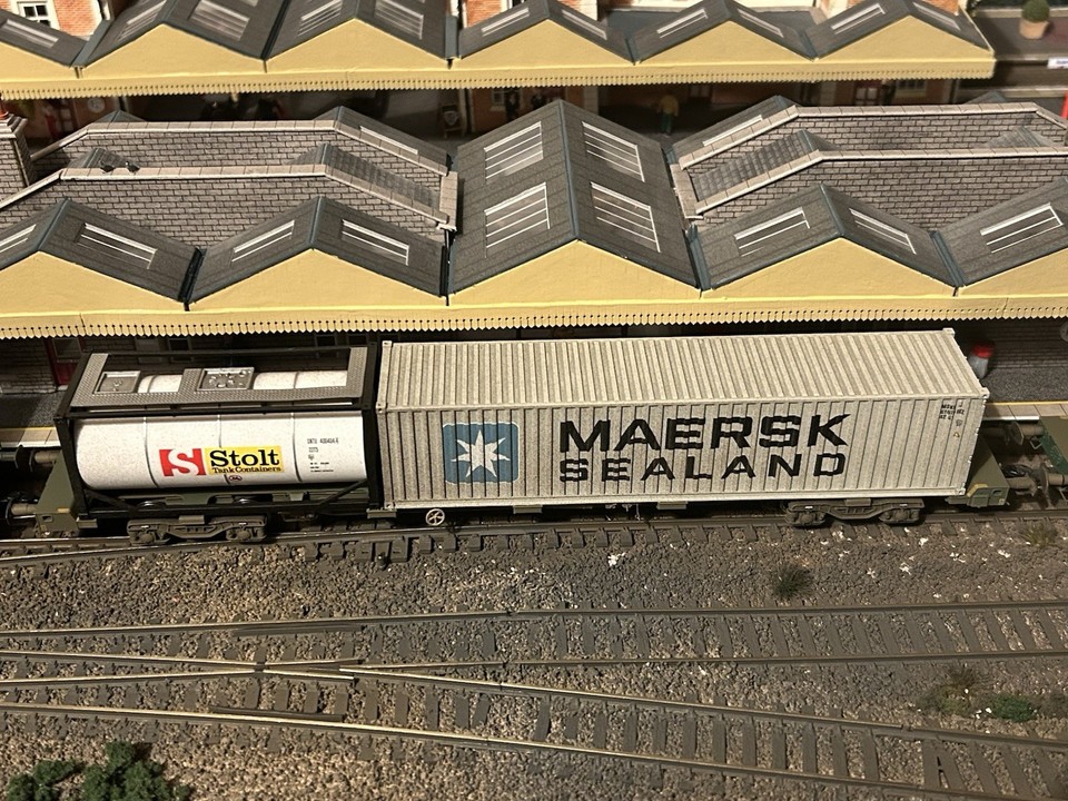 Rake of 3 x FEA-E single wagons and 2 x FEA-B twin set wagons, 00 gauge ...