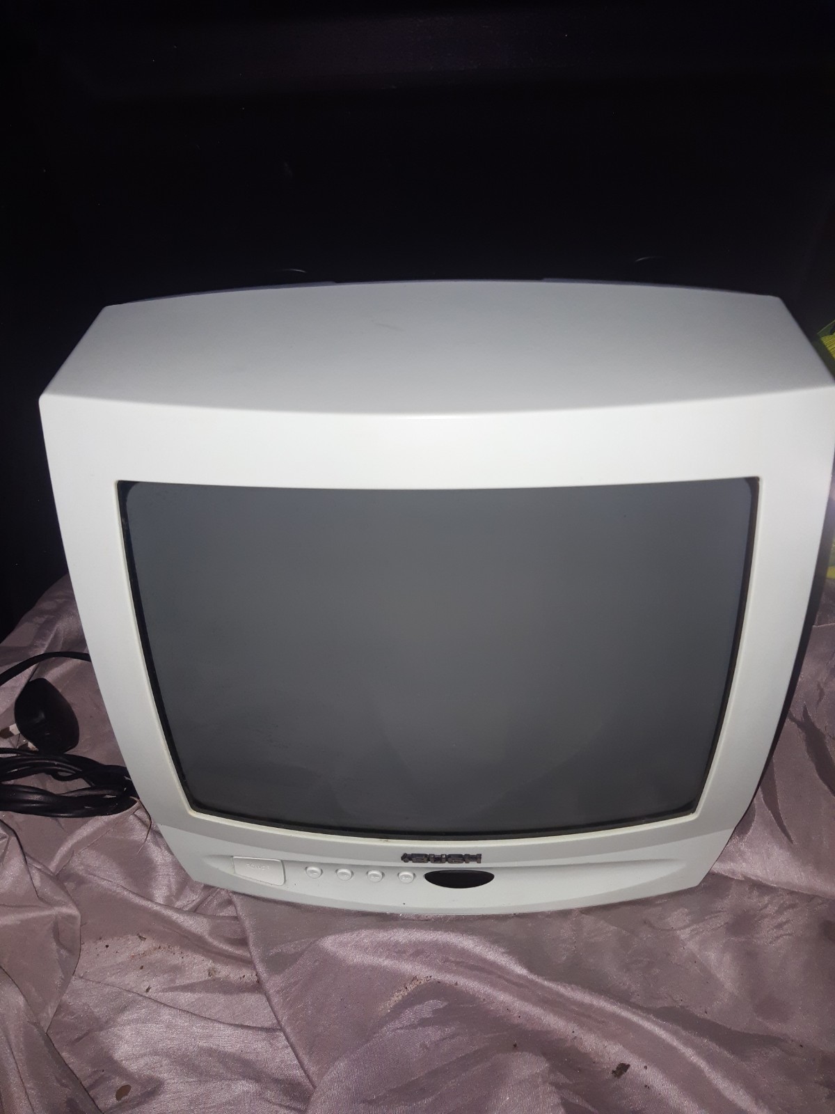 BUSH 1433 14” CRT TELEVISION White Retro Gaming Rare Model Box Cube ...