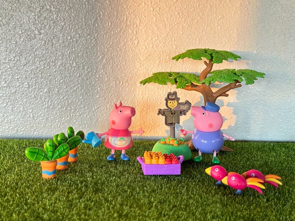 Open-box GC Watering Granny Pig & Shovel Grandpa Pig & Pink Bird In The ...