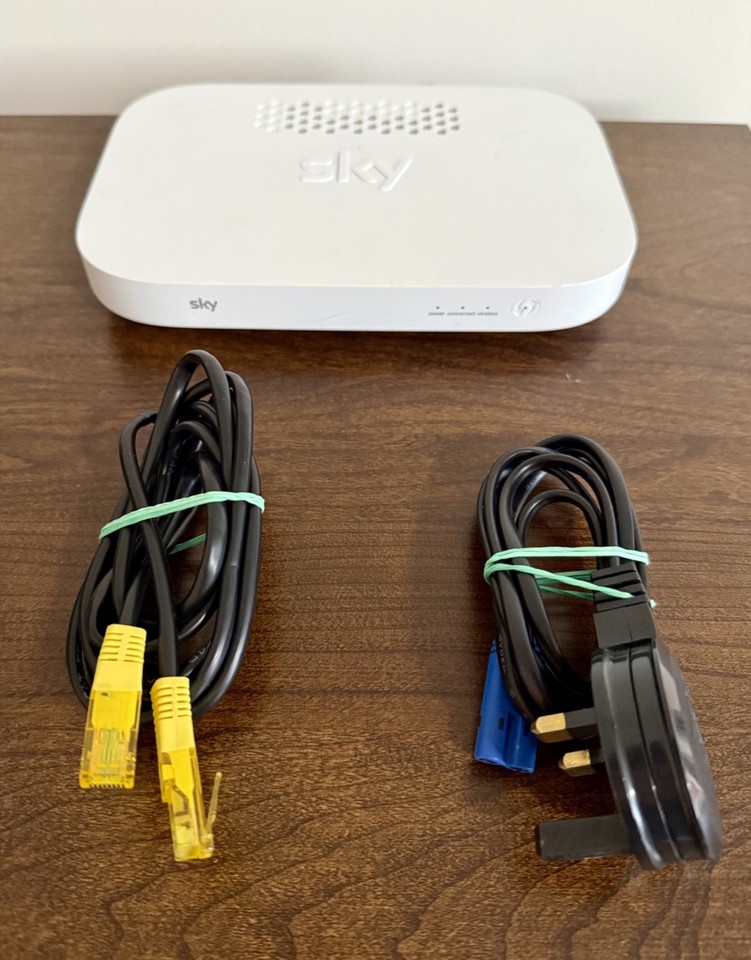 Sky Q ‎Wireless Network Booster (EE120) & Sky Wireless Connector (SC201 ...