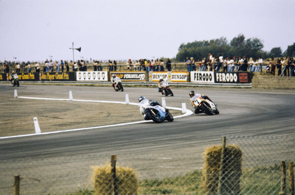 Patrick Pons Yamaha leads Barry Sheene Suzuki 1976 Motorcycle Racing ...