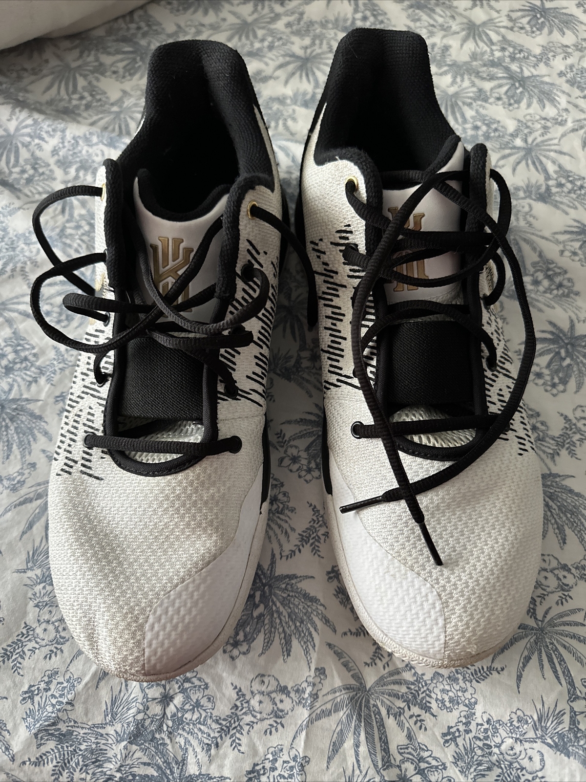 Nike Kyrie Flytrap II White Basketball Sneakers AO443… - Gem