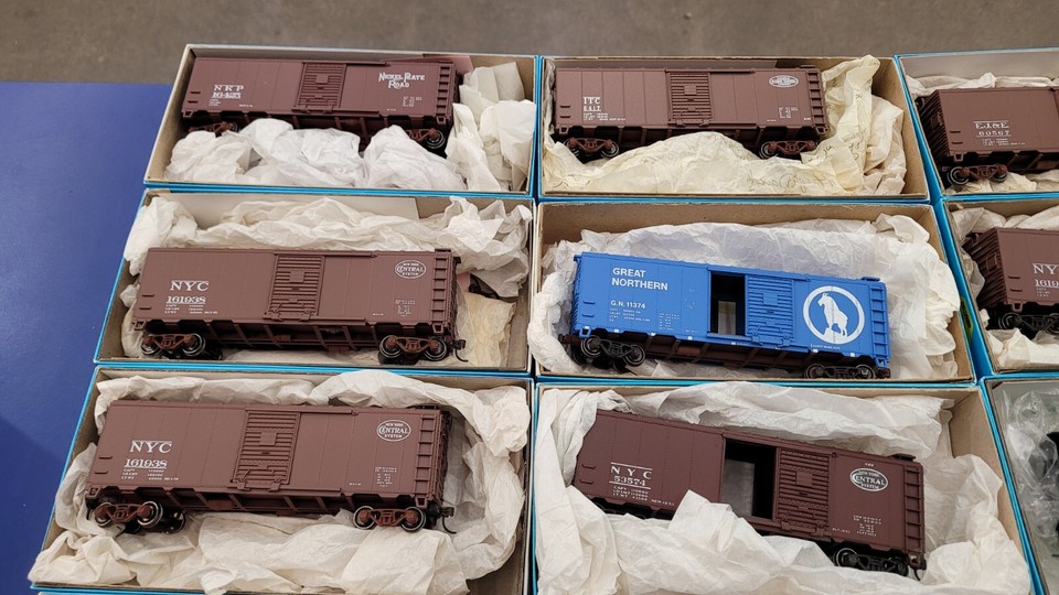 25pc Lot ATHEARN 10' Box Train Cars Stock Metal Wheels Assembled ...