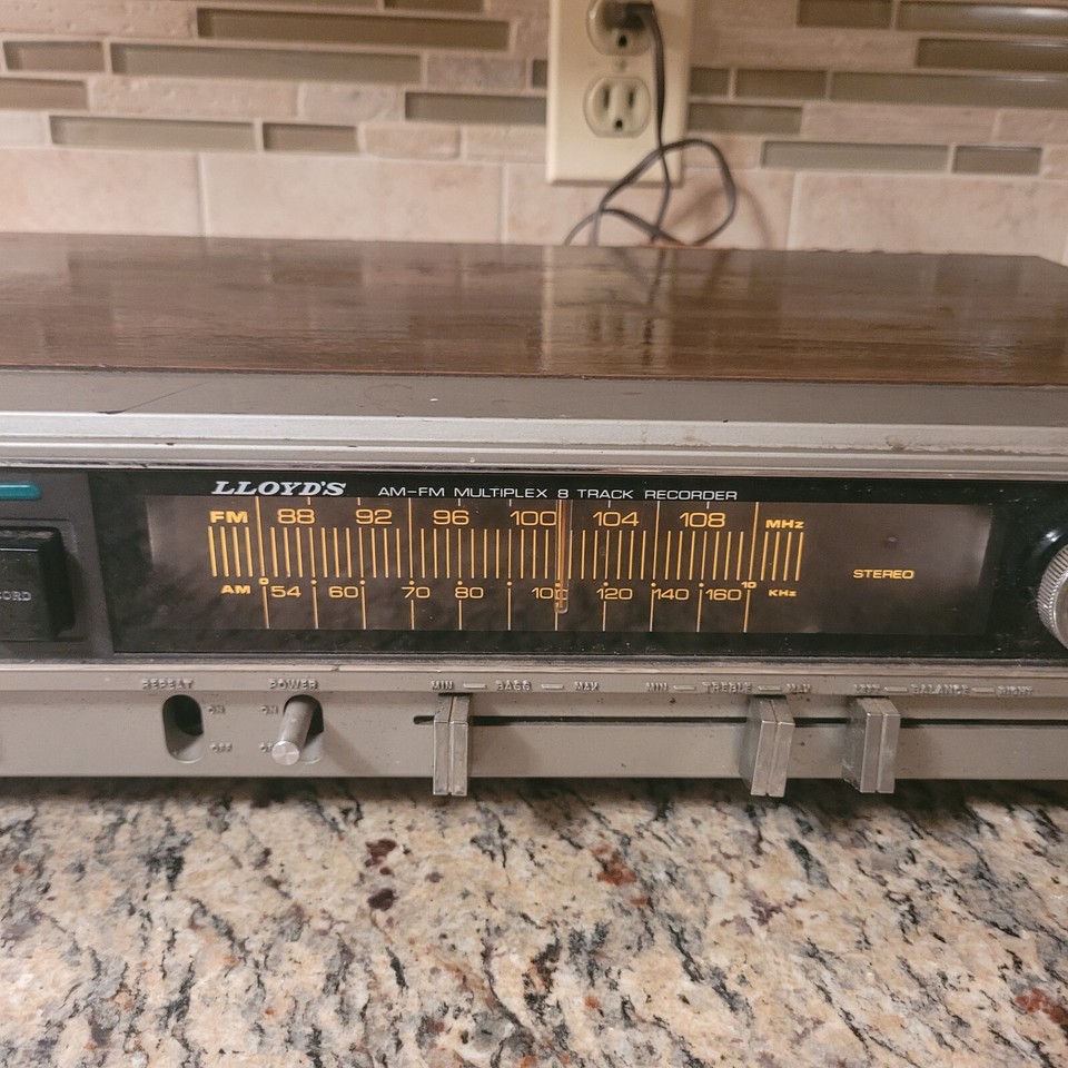 LLOYDS DD9910-0016 AM/FM 8 Track Player Silver Multiplex Turns On ...