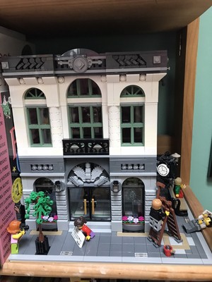 LEGO Creator 10251 Brick Bank Complete with Minifigures + Manual ...