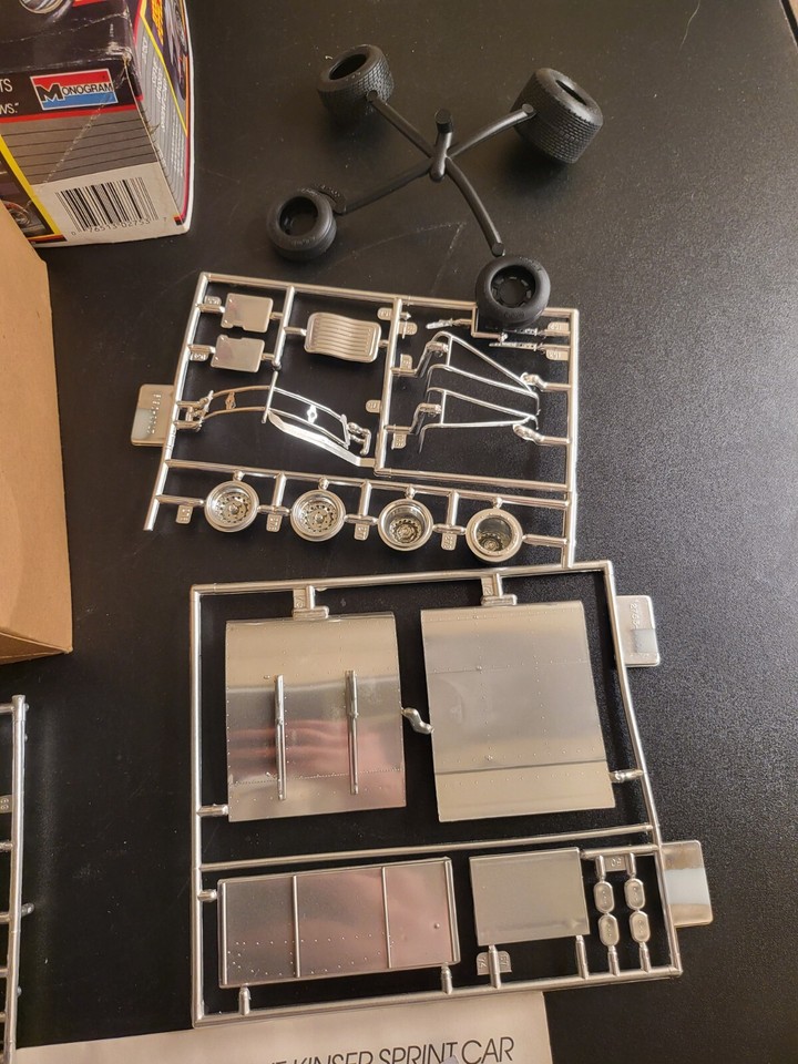 Monogram World of Outlaws Steve Kinser Sprint Car 1:24 Kit #2753 Open ...