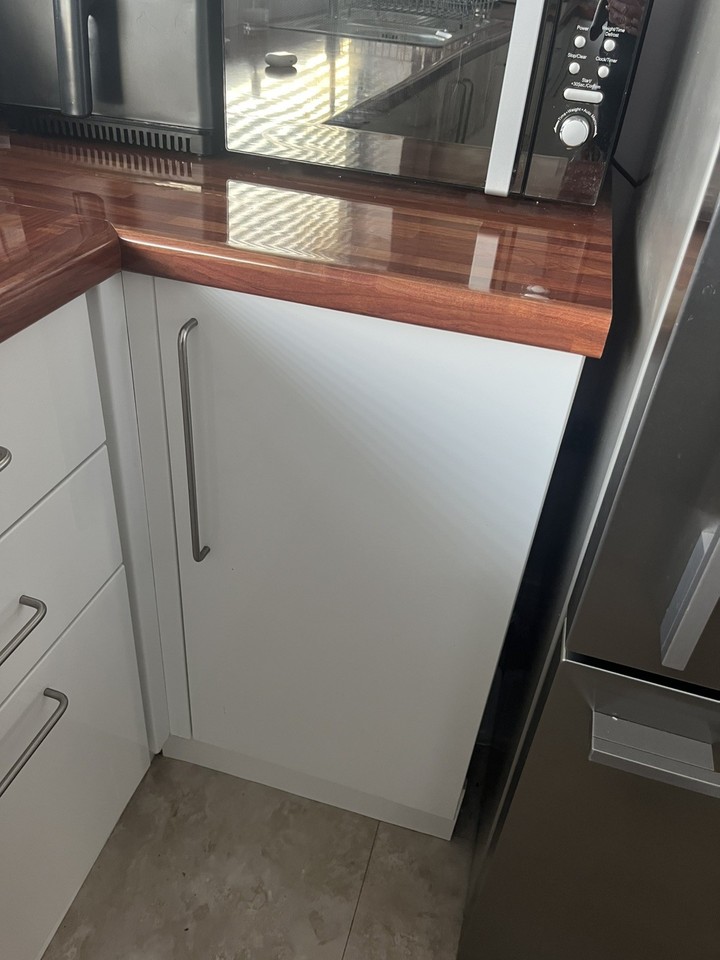 Used Good Condition Kitchen Units, Worktops & Appliances - Gloss White ...