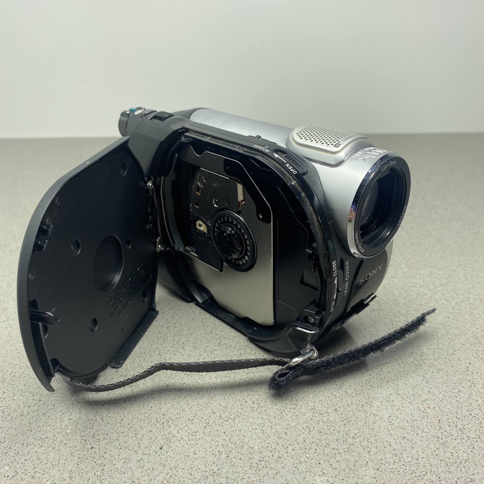 Sony HandyCam DCR-DVD108 Mini DVD Camcorder Nightshot 40x Zoom Carl ...