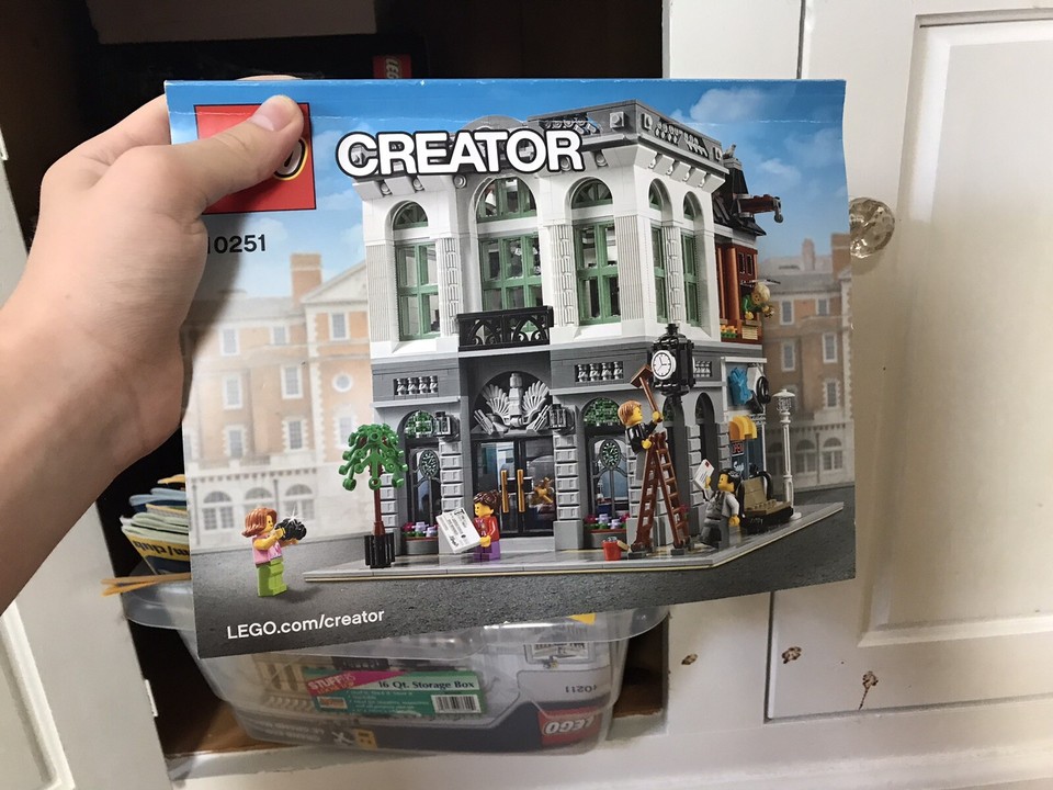 LEGO Creator 10251 Brick Bank Complete with Minifigures + Manual ...