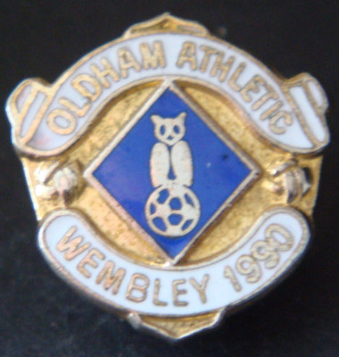OLDHAM ATHLETIC FC Vintage WEMBLEY 1990 badge Brooch pin In gilt 19mm ...
