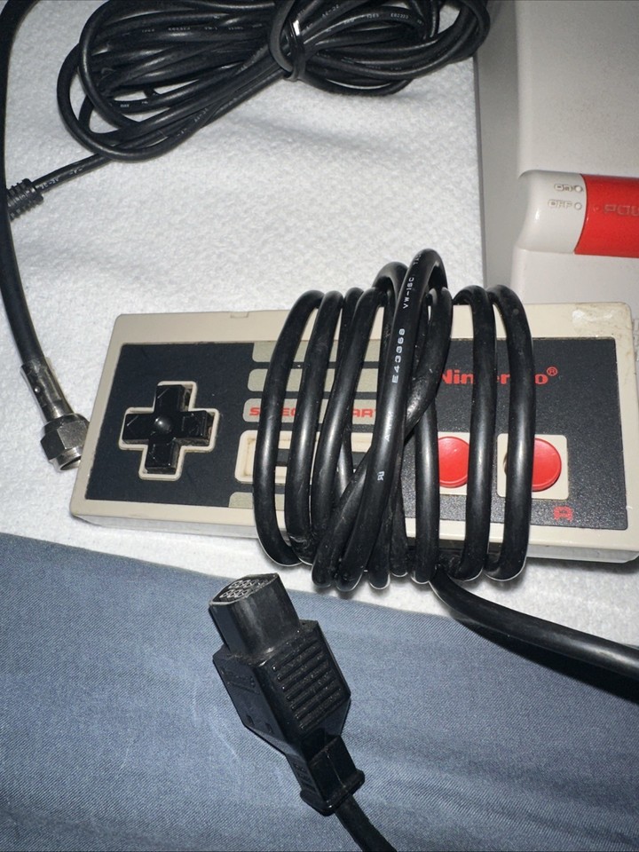 Nintendo NES Top Loader Control Deck NES-101 Console Controllers Zapper ...