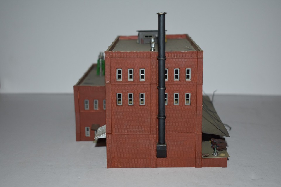 N Scale Industrial Factory Decorated, Lighted, with Figurine C55356 | eBay