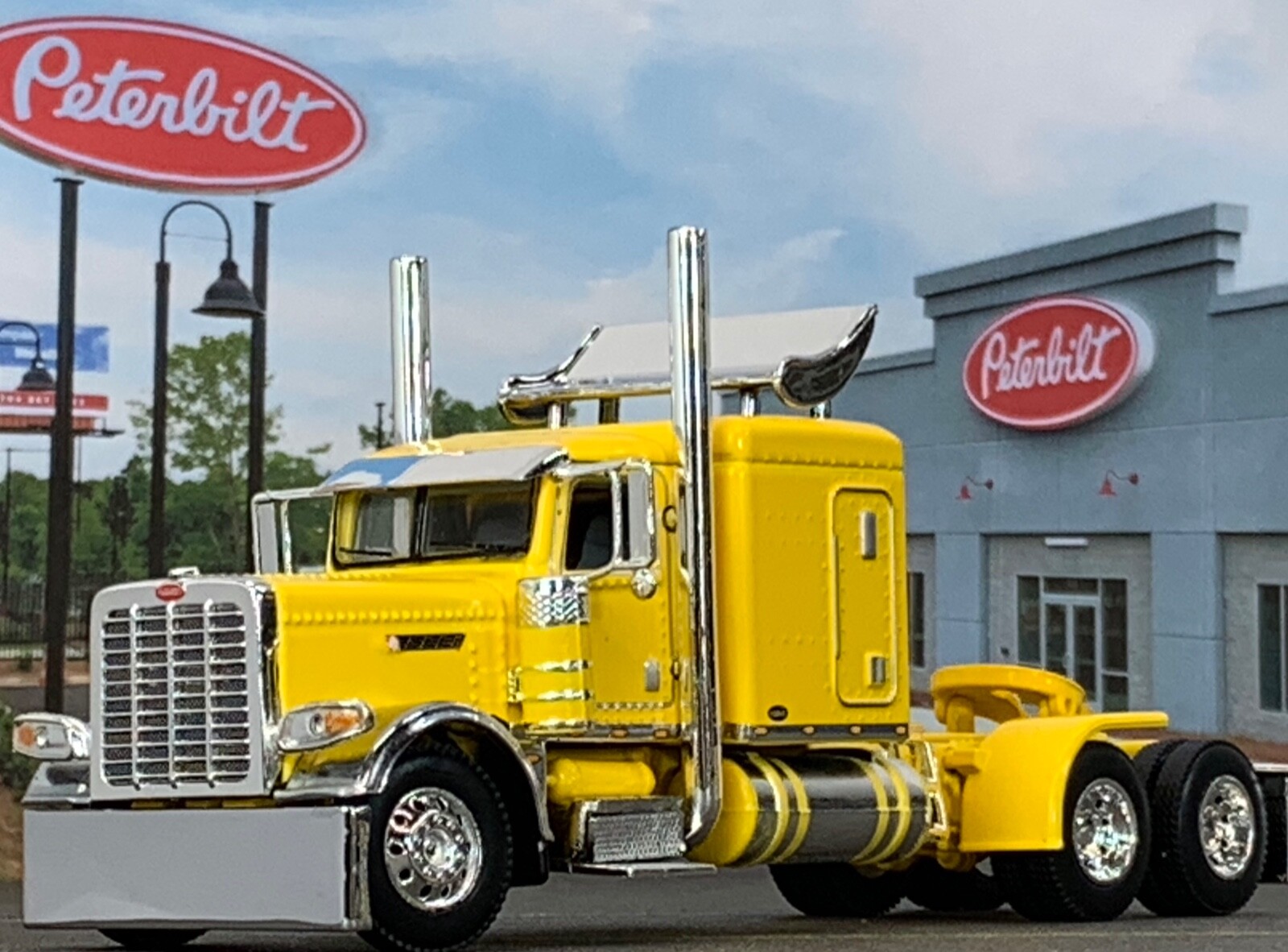 1/64 DCP YELLOW PRIDE & CLASS PETERBILT 389 63" FLAT TOP SLEEPER W ...