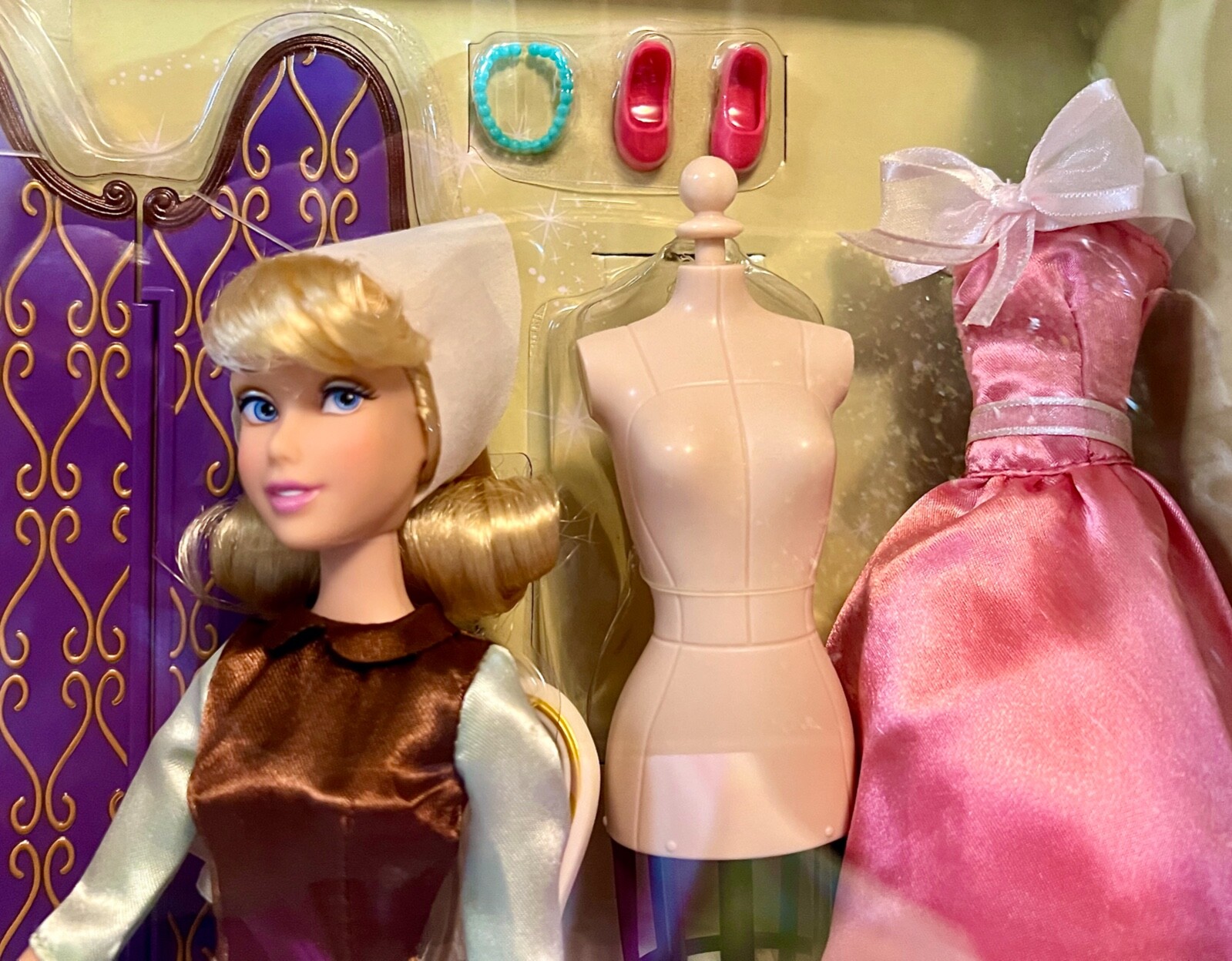 Disney Store***PRINCESS CINDERELLA VANITY PLAYSET ***NIB....Sold out ...