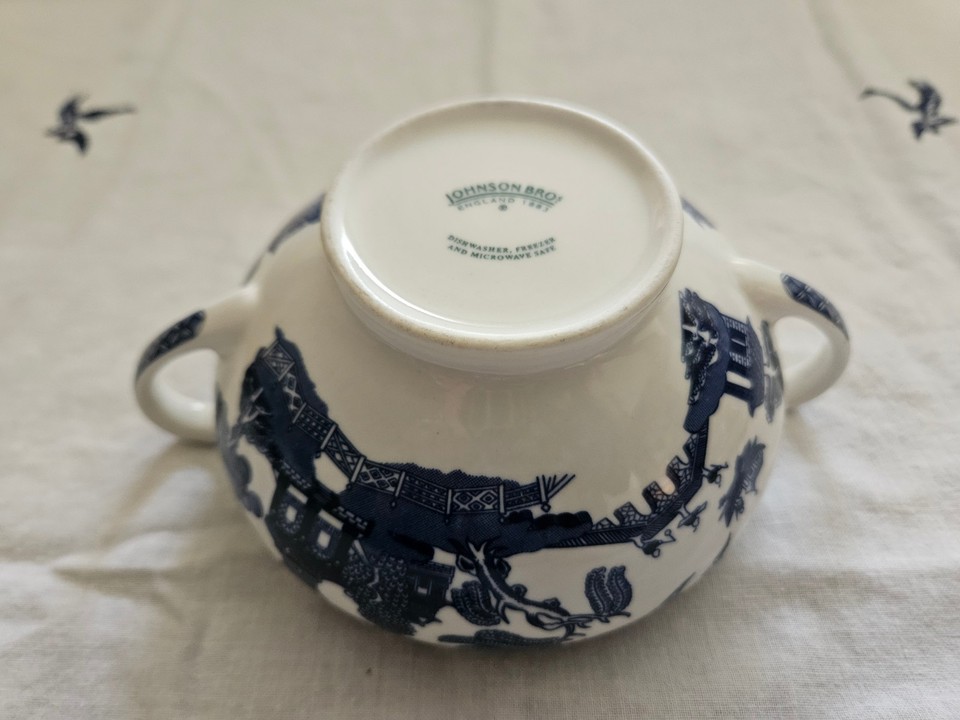 JOHNSON BROTHERS BLUE WILLOW TEA POT SET FOR 4 "1883 GREEN STAMP ...