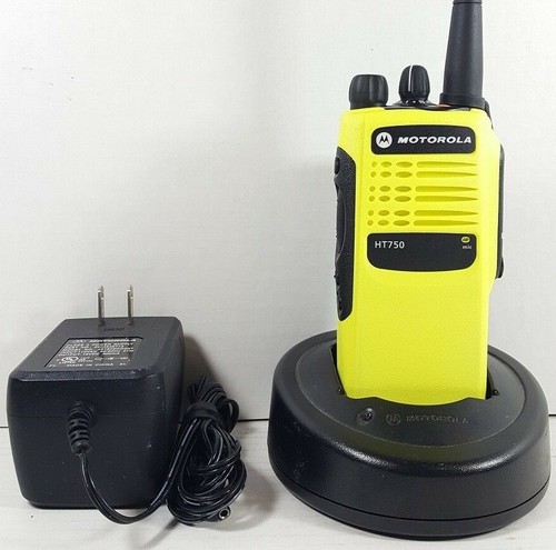 MOTOROLA HT750 VHF 136-174 MHz 16CH 5W Conventional Two-Way Radio ...