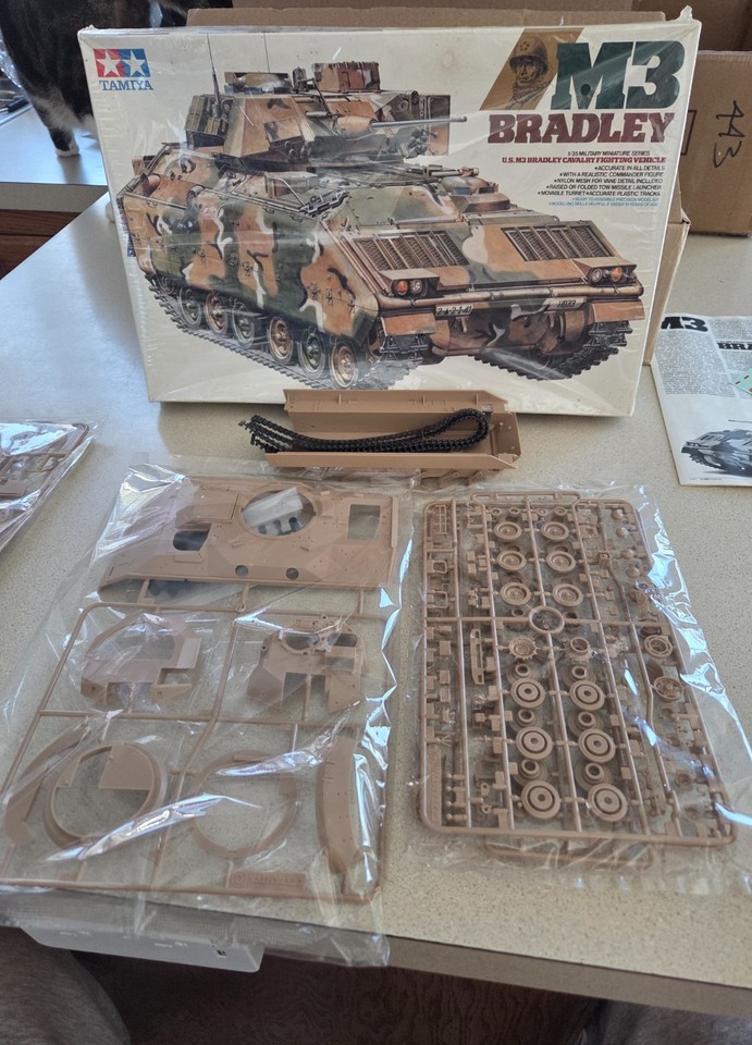 TAMIYA 1/35 M3 BRADLEY CFV TANK MODEL #35131 | eBay