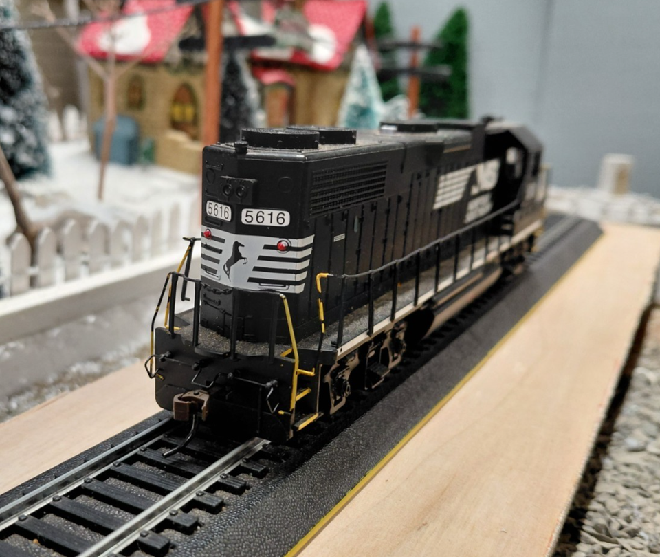 HO Scale GP38-2 NORFOLK SOUTHERN "THOROUGHBRED" Locomotive BACHMANN ...
