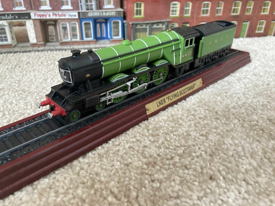 Train Model Display on Plinth/A4 Class Mallard /LNER FLYING SCOTSMAN ...