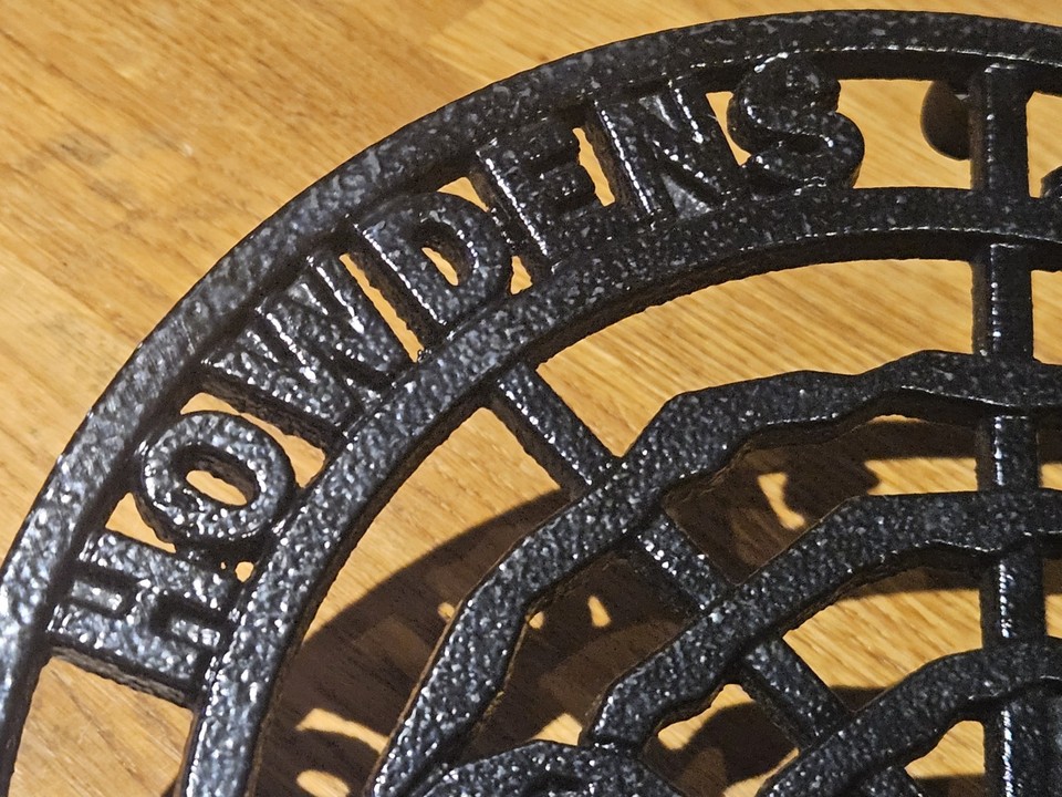 BLACK CAST IRON POT / TRIVET STAND "HOWDENS JOINERY CO N. YORK ENGLAND ...