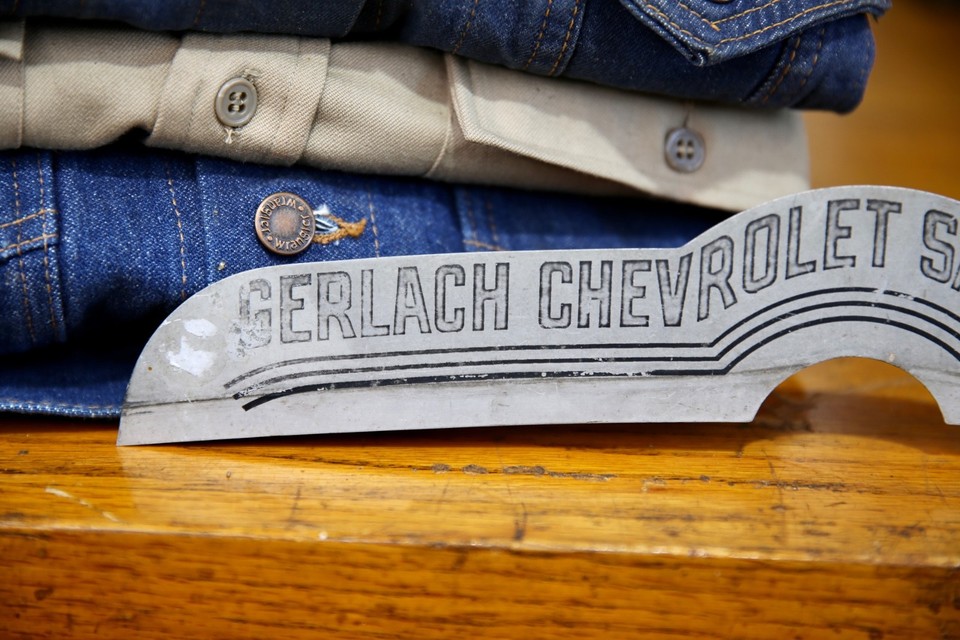 Vintage Chevrolet License Plate Topper Sign Chevy Dealer Versailles ...