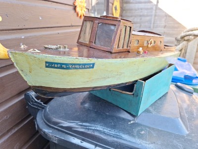 VINTAGE WOODEN MODEL MOTOR CRUISER BOAT)NEEDS TLC / LIGHT RESTORATION ...