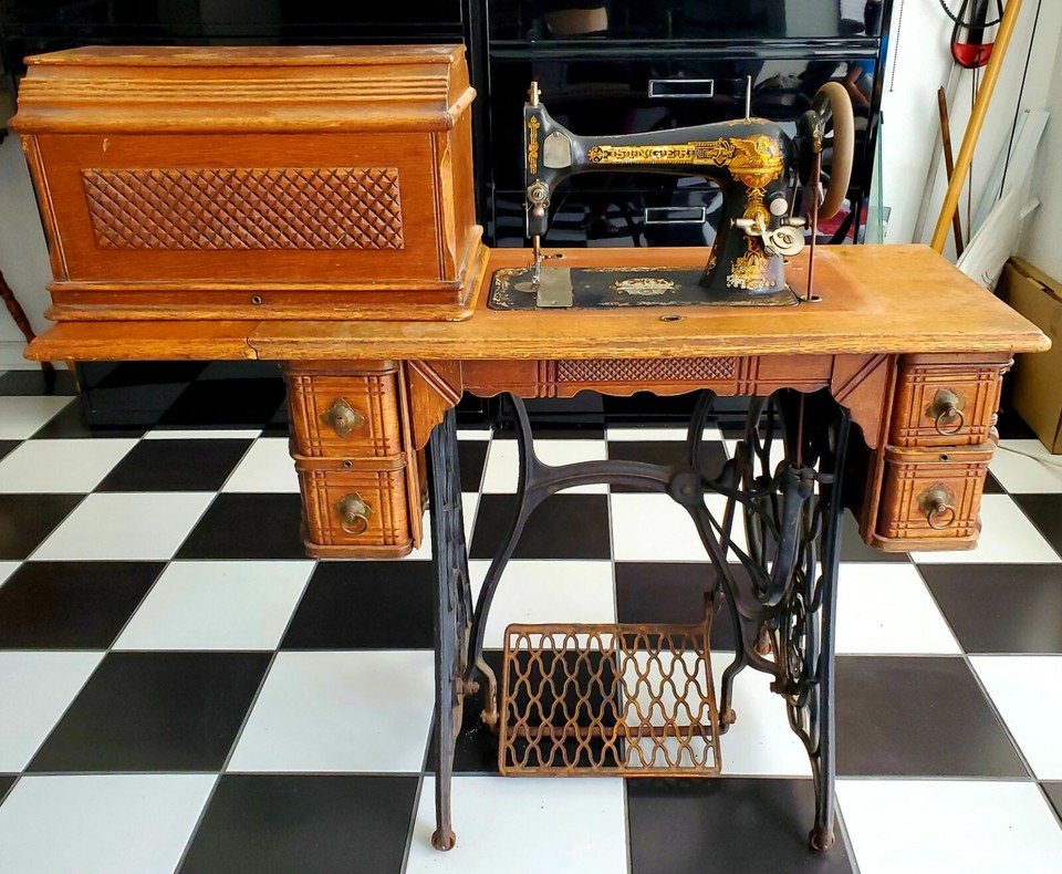 Antique 1887 Singer Treadle Sewing Machine with Coffin Box Cover ...