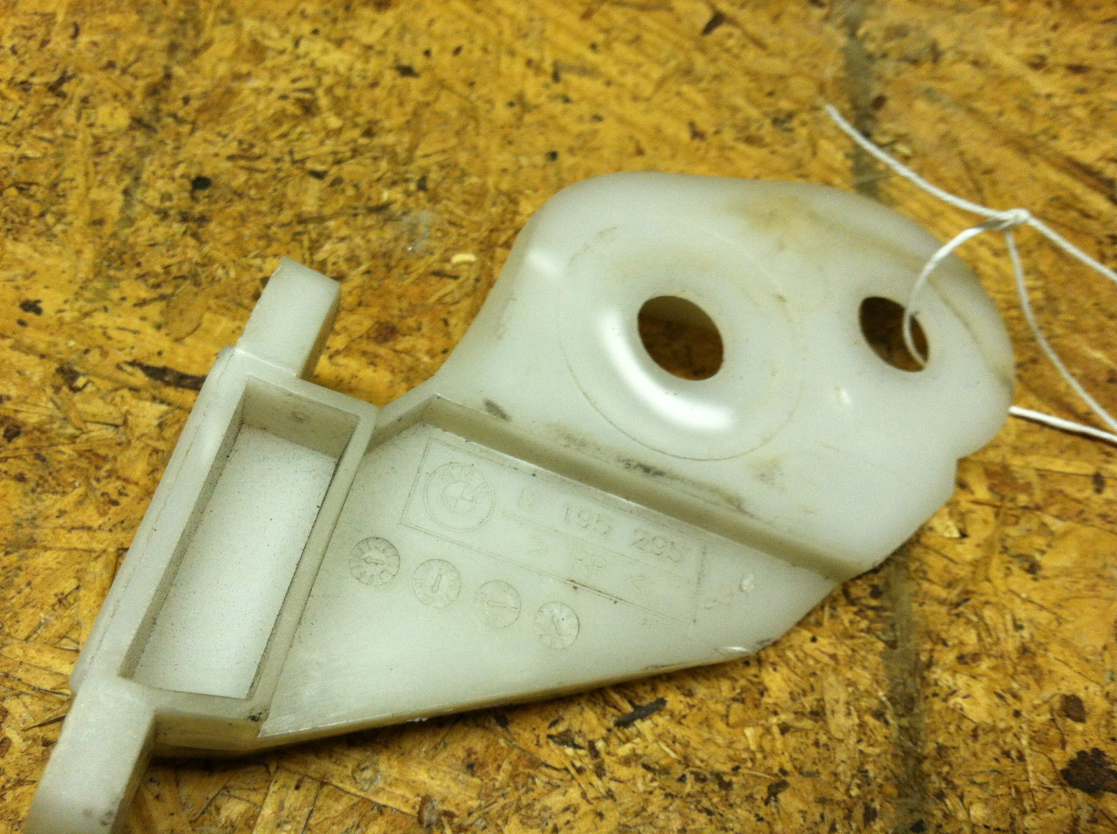 01 BMW 325i FRONT BUMPER LEFT DRIVER SIDE SUPPOMOUNT BRACKET | eBay