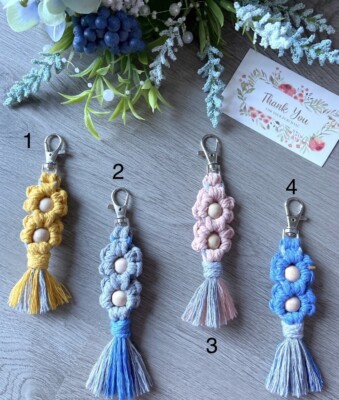 Macrame Daisy Keychain/ Daisy Keychain/ Boho Keychain/ Daisy Bag Charm ...