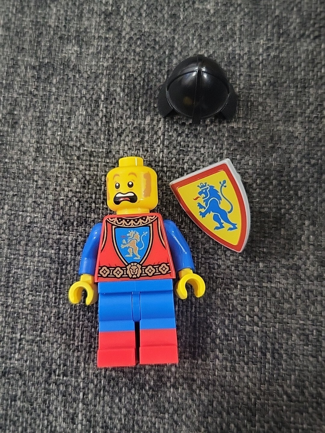 LEGO Scared Lion Knight minifigure Winter 2024 Store Exclusive mini ...