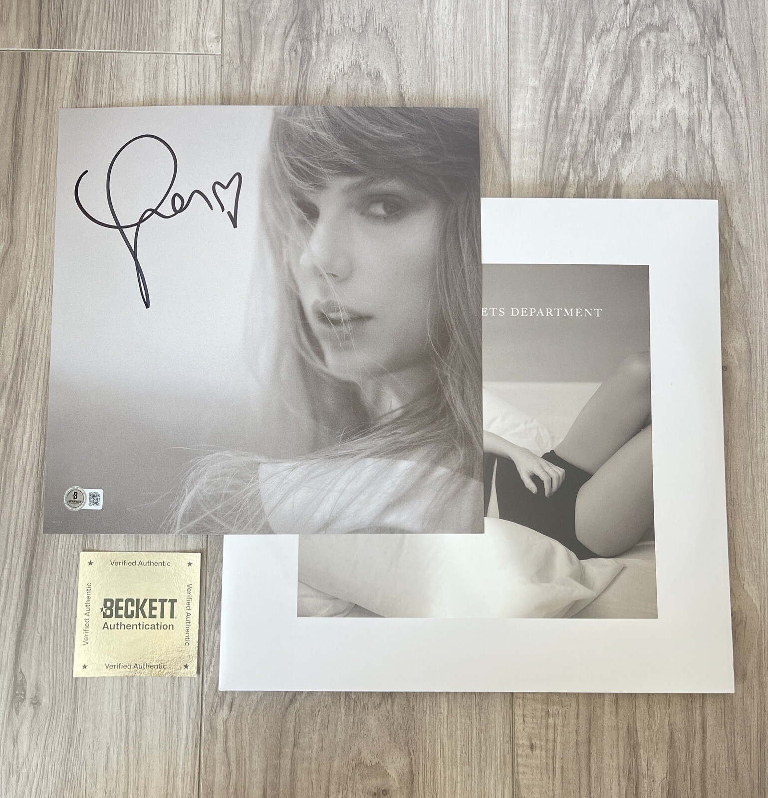 Taylor Swift Autographed Memorabilia | Signed Photo, Jersey ...