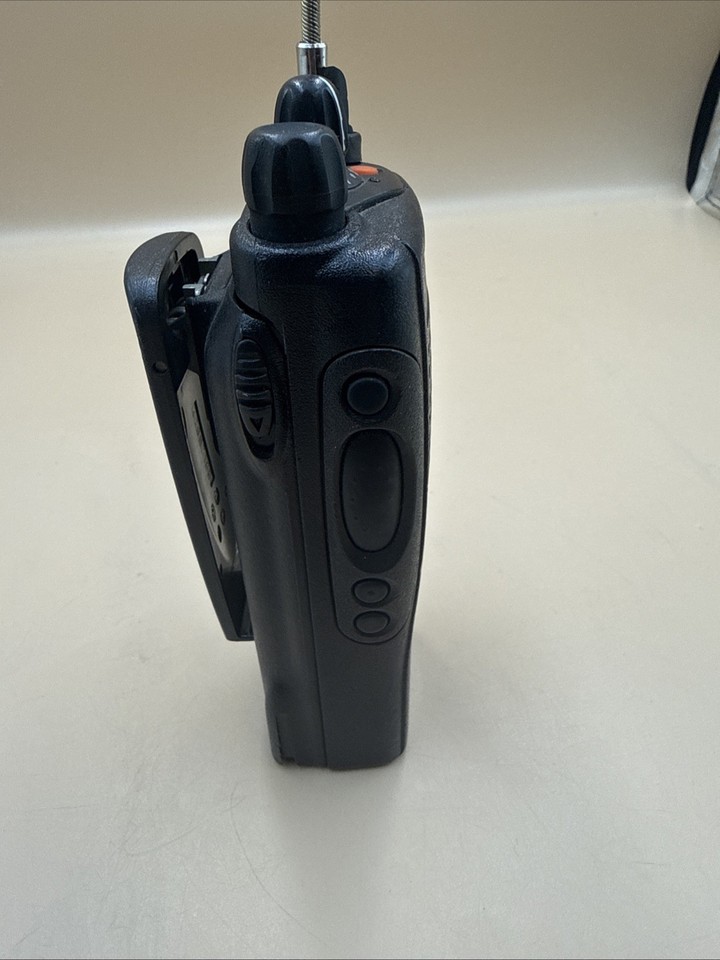 Motorola HT750 UHF 450-512Mhz 4W 16CH Two WAY Radio AAH25SDC9AA3AN | eBay