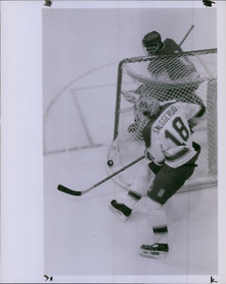 LG784 1989 Original Photo DAVE SNUGGERUD Minn Gophers vs Badgers Hockey ...