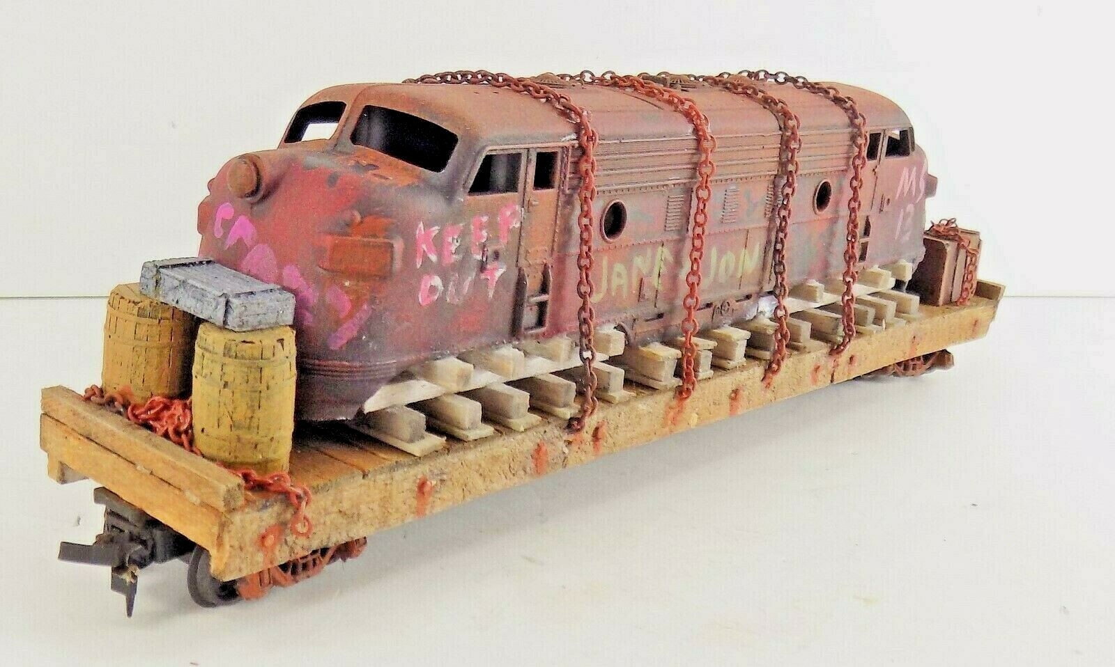 HO SCALE FLATCAR CUSTOM MADE DOUBLE DIESEL ENGINE COLLECTIBLE BARREL ...