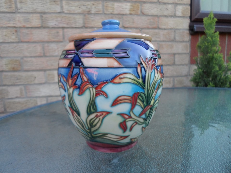 MOORCROFT POTTERY. INDIAN PAINTBRUSH PATTERN TOBBACO JAR. PHILLIP ...