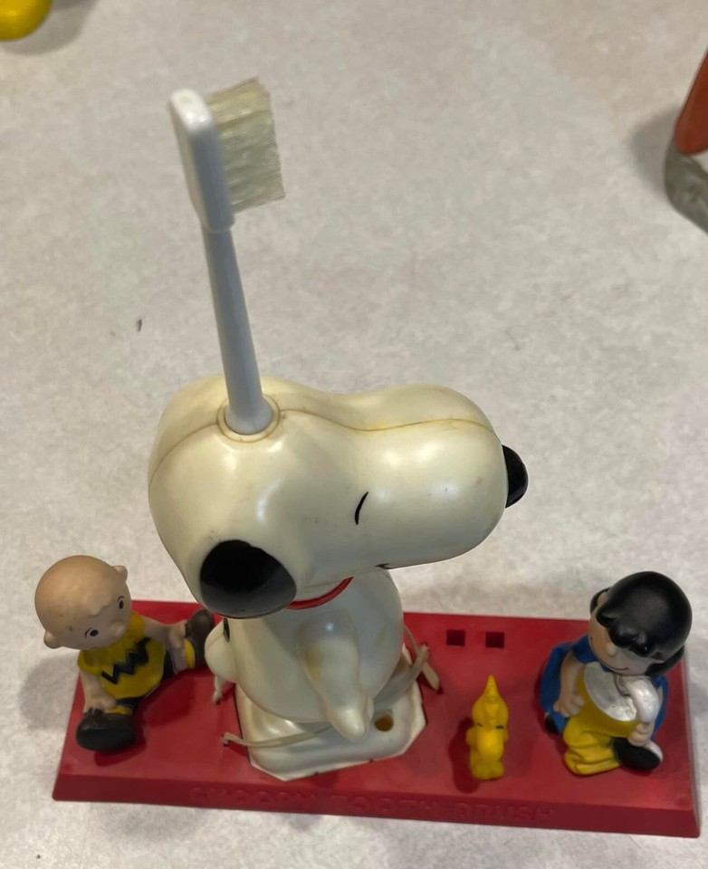 Peanuts SNOOPY Charlie Brown Lucy Toothbrush Stand Set 1972. WORKS ...